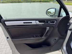 Grey Volkswagen Touareg 2015 in Telschi, with an engine capacity of 2.97 L and mileage of 202 thousand km for 14500 €, photo 19 on AUTOMOTO.COM.LV