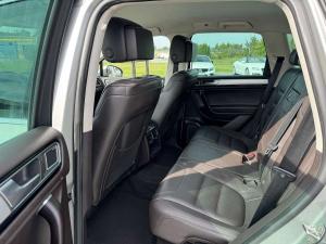 Grey Volkswagen Touareg 2015 in Telschi, with an engine capacity of 2.97 L and mileage of 202 thousand km for 14500 €, photo 21 on AUTOMOTO.COM.LV
