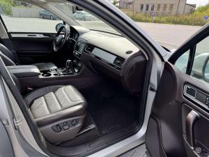 Grey Volkswagen Touareg 2015 in Telschi, with an engine capacity of 2.97 L and mileage of 202 thousand km for 14500 €, photo 23 on AUTOMOTO.COM.LV