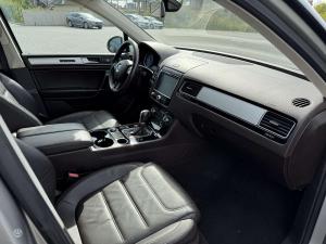 Grey Volkswagen Touareg 2015 in Telschi, with an engine capacity of 2.97 L and mileage of 202 thousand km for 14500 €, photo 24 on AUTOMOTO.COM.LV