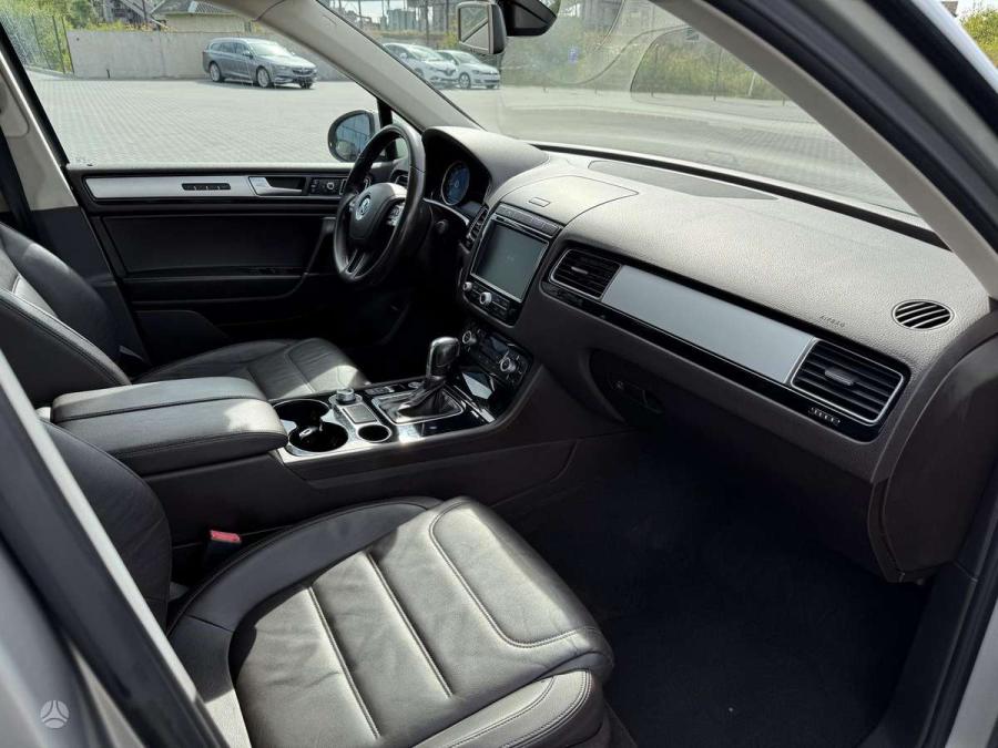 Grey Volkswagen Touareg 2015 in Telschi, with an engine capacity of 2.97 L and mileage of 202 thousand km for 14500 €, photo 24 on AUTOMOTO.COM.LV