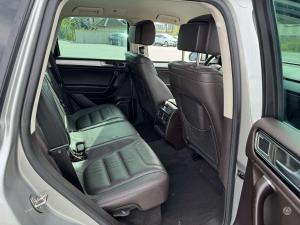 Grey Volkswagen Touareg 2015 in Telschi, with an engine capacity of 2.97 L and mileage of 202 thousand km for 14500 €, photo 25 on AUTOMOTO.COM.LV
