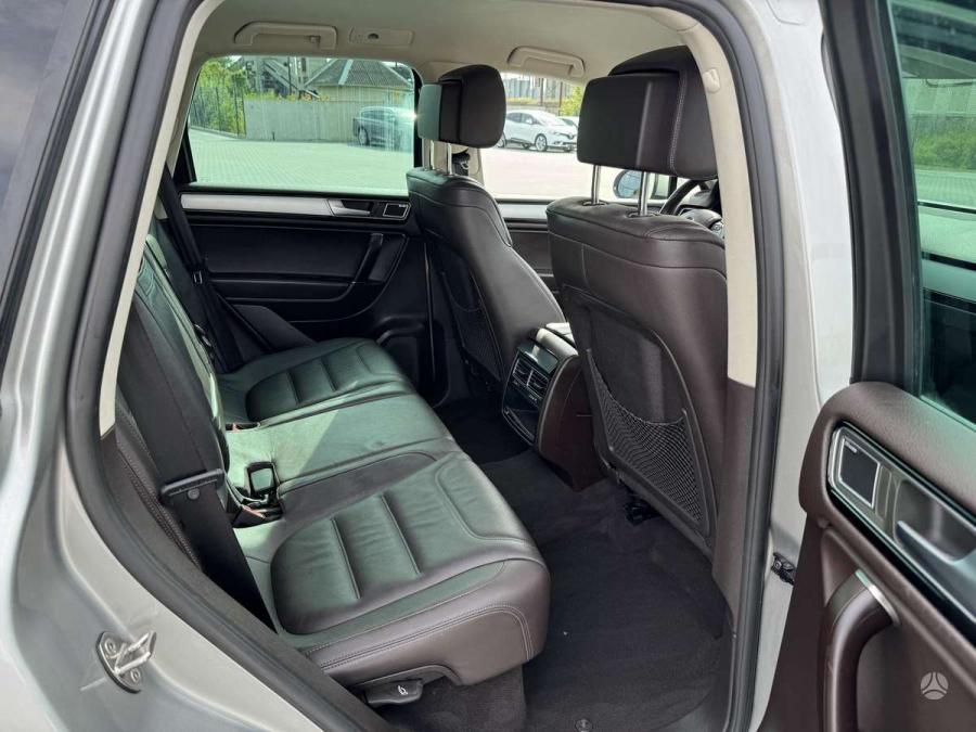 Grey Volkswagen Touareg 2015 in Telschi, with an engine capacity of 2.97 L and mileage of 202 thousand km for 14500 €, photo 25 on AUTOMOTO.COM.LV