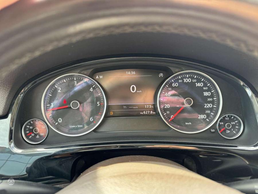 Grey Volkswagen Touareg 2015 in Telschi, with an engine capacity of 2.97 L and mileage of 202 thousand km for 14500 €, photo 26 on AUTOMOTO.COM.LV