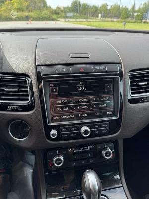 Grey Volkswagen Touareg 2015 in Telschi, with an engine capacity of 2.97 L and mileage of 202 thousand km for 14500 €, photo 27 on AUTOMOTO.COM.LV