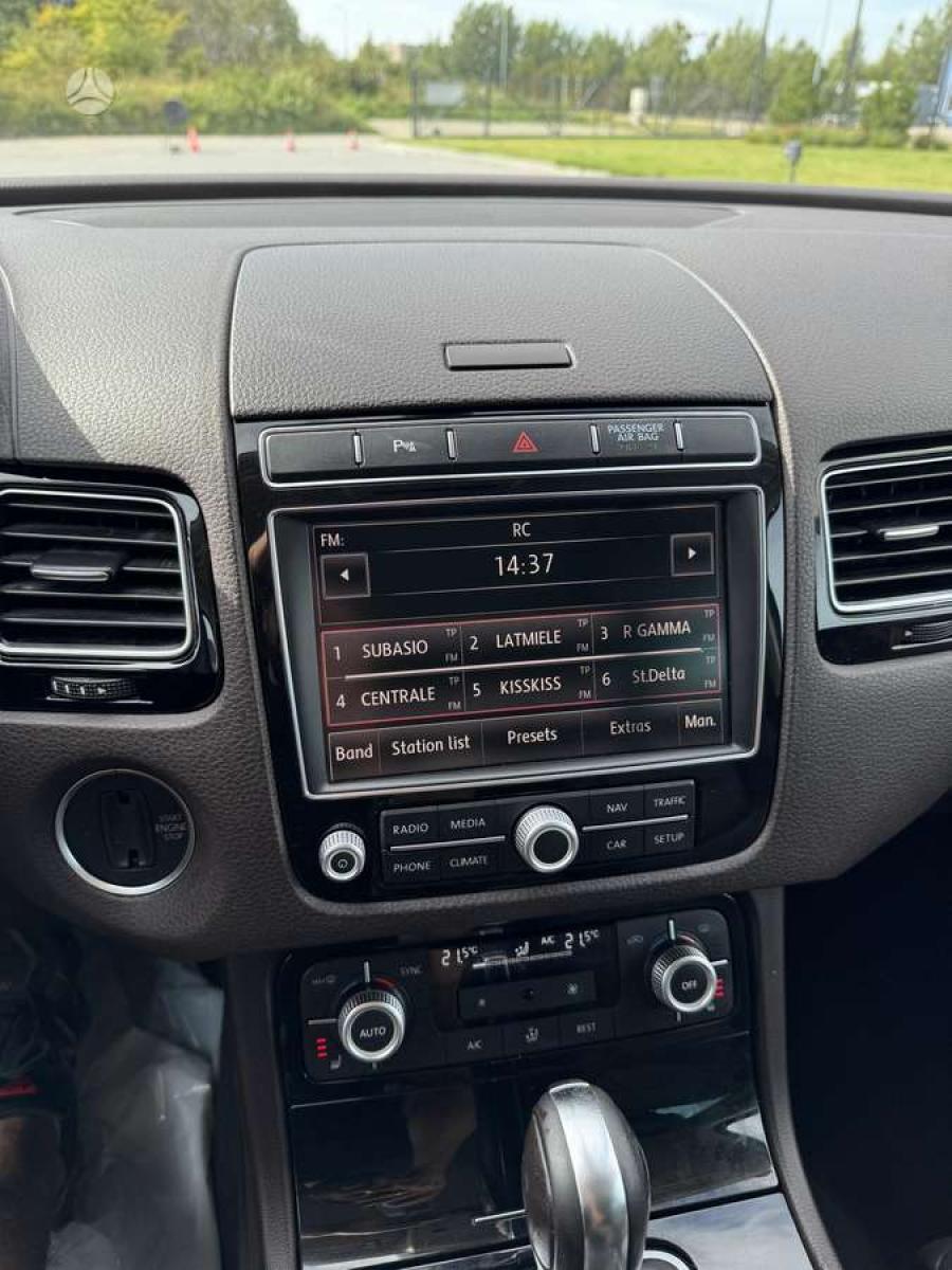 Grey Volkswagen Touareg 2015 in Telschi, with an engine capacity of 2.97 L and mileage of 202 thousand km for 14500 €, photo 27 on AUTOMOTO.COM.LV