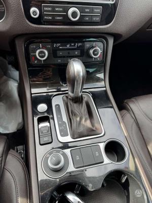 Grey Volkswagen Touareg 2015 in Telschi, with an engine capacity of 2.97 L and mileage of 202 thousand km for 14500 €, photo 28 on AUTOMOTO.COM.LV