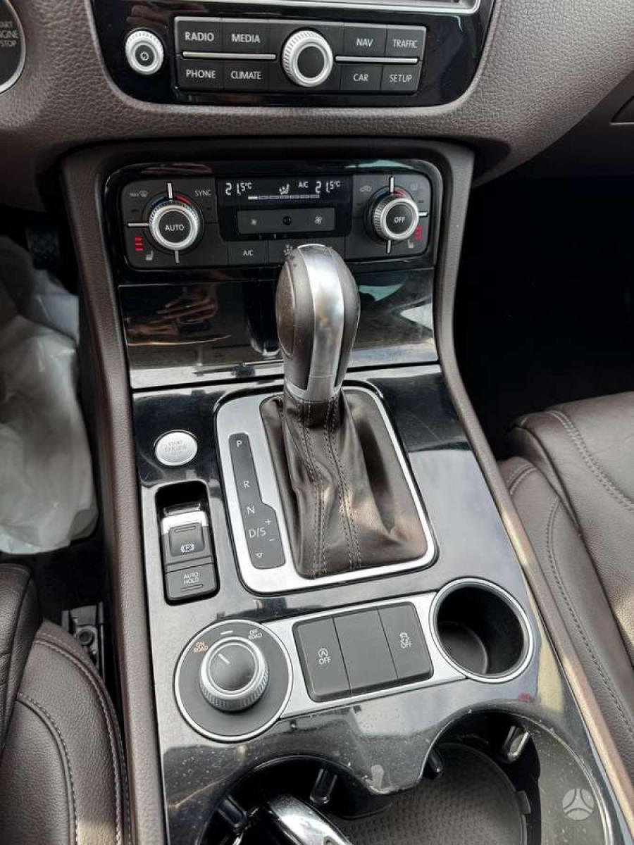 Grey Volkswagen Touareg 2015 in Telschi, with an engine capacity of 2.97 L and mileage of 202 thousand km for 14500 €, photo 28 on AUTOMOTO.COM.LV