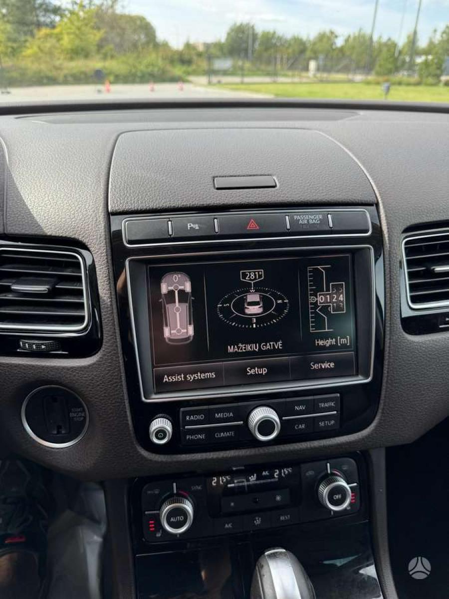 Grey Volkswagen Touareg 2015 in Telschi, with an engine capacity of 2.97 L and mileage of 202 thousand km for 14500 €, photo 32 on AUTOMOTO.COM.LV