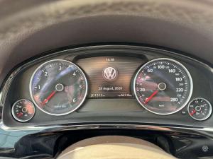 Grey Volkswagen Touareg 2015 in Telschi, with an engine capacity of 2.97 L and mileage of 202 thousand km for 14500 €, photo 35 on AUTOMOTO.COM.LV