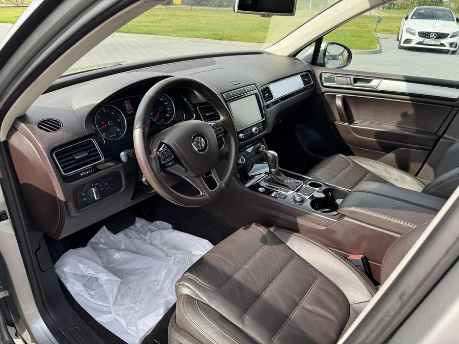 Grey Volkswagen Touareg 2015 in Telschi, with an engine capacity of 2.97 L and mileage of 202 thousand km for 14500 €, photo 18 on AUTOMOTO.COM.LV