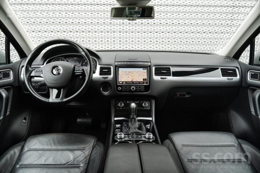 Pelēks Volkswagen Touareg 2015 Rīga, ar dzinēja tilpumu 3.00 L un nobraukumu 230 tūkst. km par 21800 €, foto 7 vietnē AUTOMOTO.COM.LV