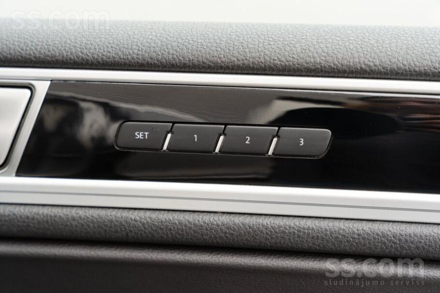 Pelēks Volkswagen Touareg 2015 Rīga, ar dzinēja tilpumu 3.00 L un nobraukumu 230 tūkst. km par 21800 €, foto 10 vietnē AUTOMOTO.COM.LV