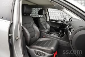 Pelēks Volkswagen Touareg 2015 Rīga, ar dzinēja tilpumu 3.00 L un nobraukumu 230 tūkst. km par 21800 €, foto 14 vietnē AUTOMOTO.COM.LV