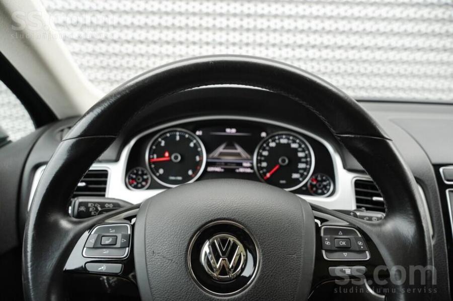Pelēks Volkswagen Touareg 2015 Rīga, ar dzinēja tilpumu 3.00 L un nobraukumu 230 tūkst. km par 21800 €, foto 15 vietnē AUTOMOTO.COM.LV