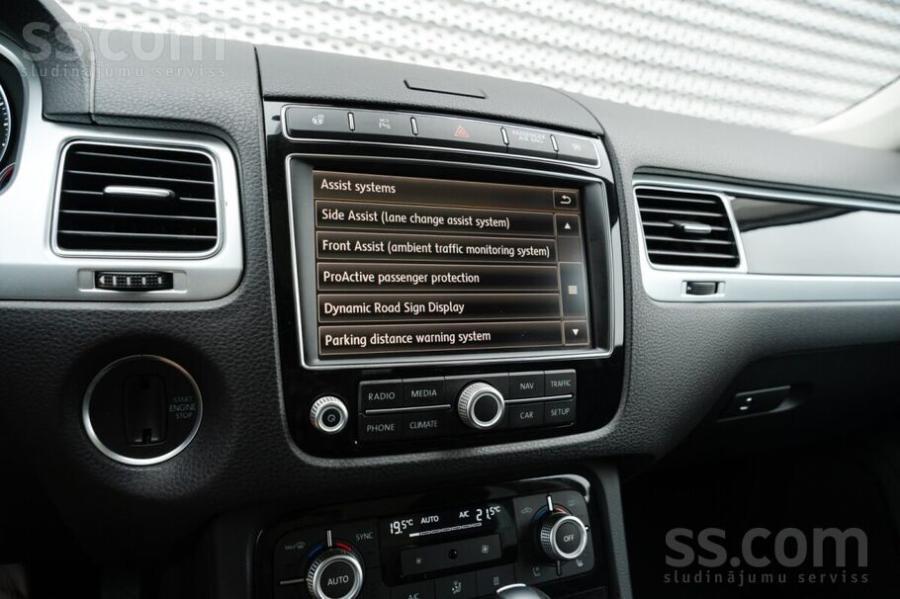 Pelēks Volkswagen Touareg 2015 Rīga, ar dzinēja tilpumu 3.00 L un nobraukumu 230 tūkst. km par 21800 €, foto 20 vietnē AUTOMOTO.COM.LV