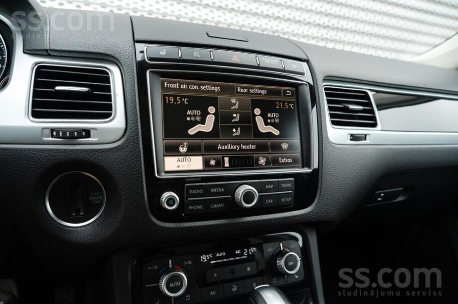 Pelēks Volkswagen Touareg 2015 Rīga, ar dzinēja tilpumu 3.00 L un nobraukumu 230 tūkst. km par 21800 €, foto 22 vietnē AUTOMOTO.COM.LV