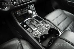 Pelēks Volkswagen Touareg 2015 Rīga, ar dzinēja tilpumu 3.00 L un nobraukumu 230 tūkst. km par 21800 €, foto 24 vietnē AUTOMOTO.COM.LV