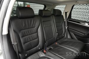 Pelēks Volkswagen Touareg 2015 Rīga, ar dzinēja tilpumu 3.00 L un nobraukumu 230 tūkst. km par 21800 €, foto 25 vietnē AUTOMOTO.COM.LV