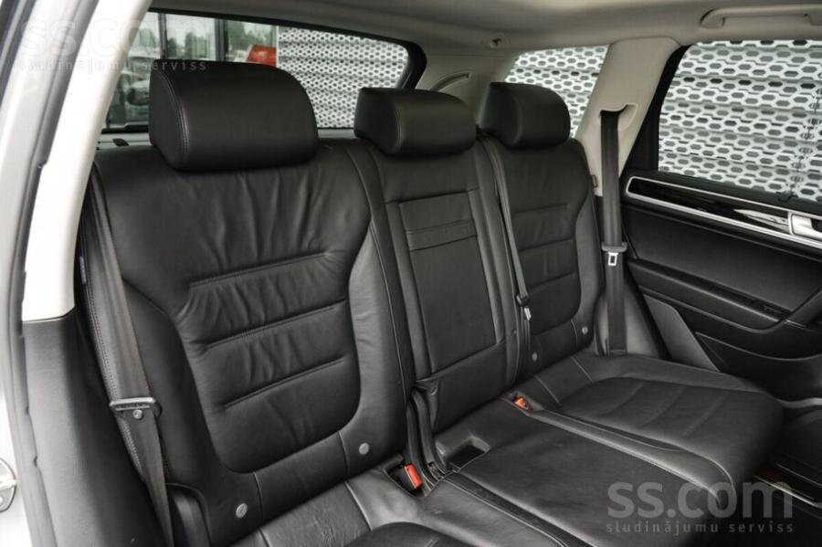 Pelēks Volkswagen Touareg 2015 Rīga, ar dzinēja tilpumu 3.00 L un nobraukumu 230 tūkst. km par 21800 €, foto 25 vietnē AUTOMOTO.COM.LV