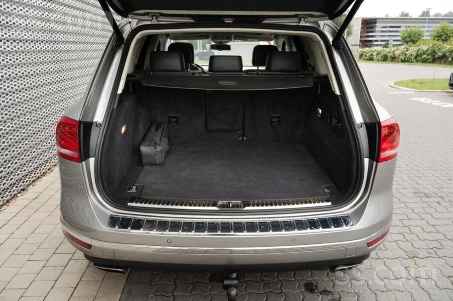 Pelēks Volkswagen Touareg 2015 Rīga, ar dzinēja tilpumu 3.00 L un nobraukumu 230 tūkst. km par 21800 €, foto 29 vietnē AUTOMOTO.COM.LV