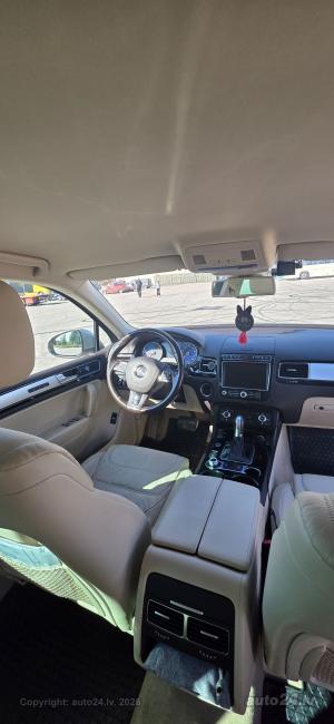 Pelēks Volkswagen Touareg 2015 Tallina, ar dzinēja tilpumu 3.00 L un nobraukumu 250 tūkst. km par 16700 €, foto 4 vietnē AUTOMOTO.COM.LV