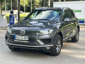 Grey Volkswagen Touareg 2015 in Riga, with an engine capacity of 3.00 L and mileage of 249 thousand km for 14390 €, photo 5 on AUTOMOTO.COM.LV