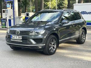 Grey Volkswagen Touareg 2015 in Riga, with an engine capacity of 3.00 L and mileage of 249 thousand km for 14390 €, photo 6 on AUTOMOTO.COM.LV