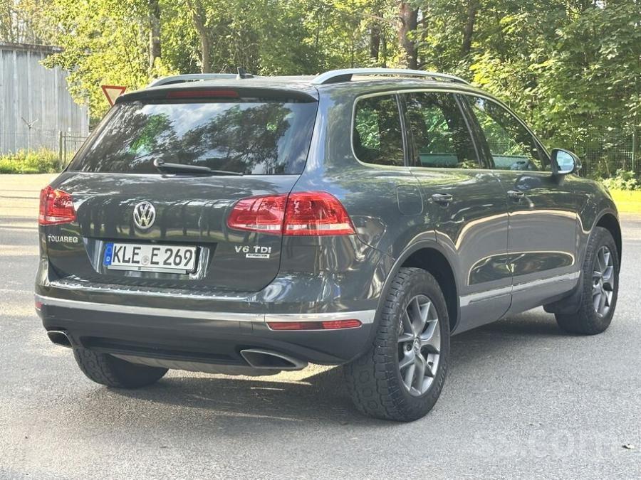 Grey Volkswagen Touareg 2015 in Riga, with an engine capacity of 3.00 L and mileage of 249 thousand km for 14390 €, photo 11 on AUTOMOTO.COM.LV