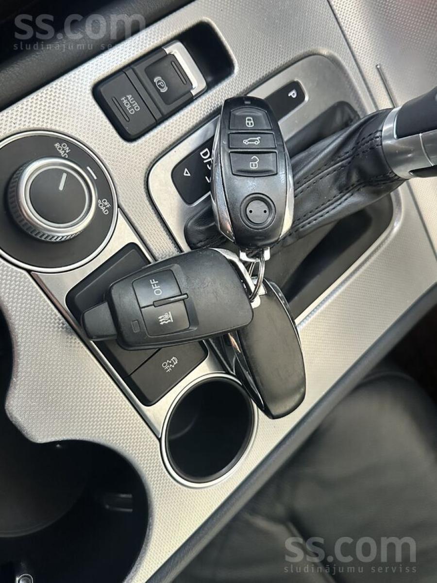 Grey Volkswagen Touareg 2015 in Riga, with an engine capacity of 3.00 L and mileage of 249 thousand km for 14390 €, photo 14 on AUTOMOTO.COM.LV