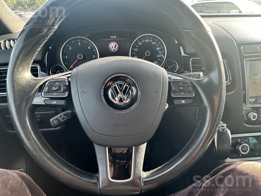 Grey Volkswagen Touareg 2015 in Riga, with an engine capacity of 3.00 L and mileage of 249 thousand km for 14390 €, photo 17 on AUTOMOTO.COM.LV