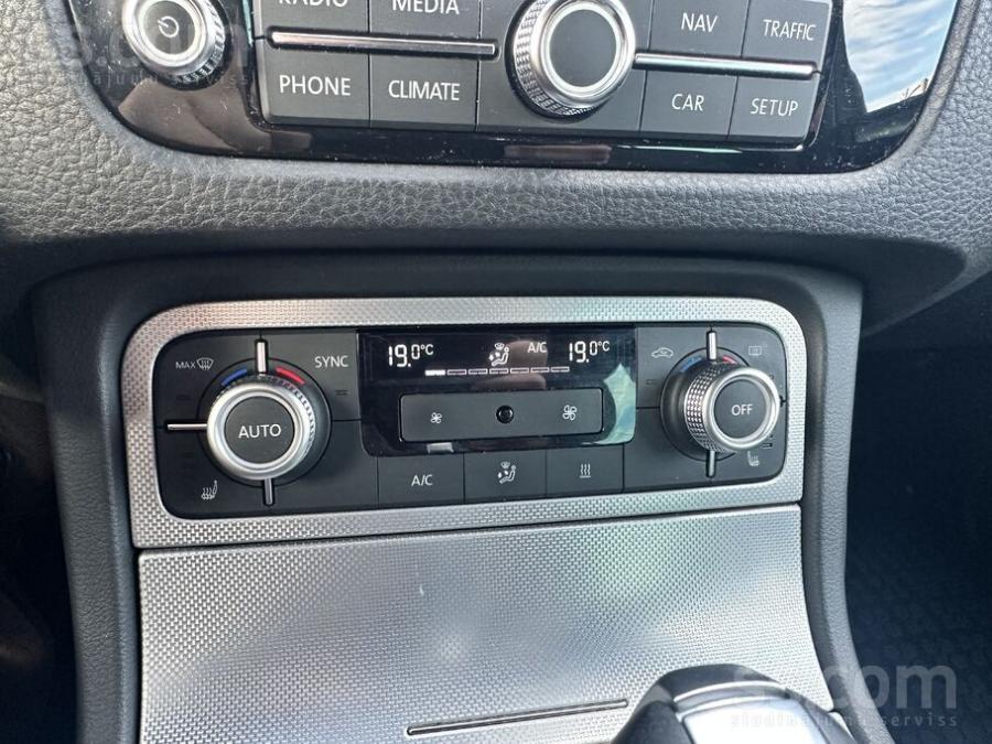 Grey Volkswagen Touareg 2015 in Riga, with an engine capacity of 3.00 L and mileage of 249 thousand km for 14390 €, photo 18 on AUTOMOTO.COM.LV