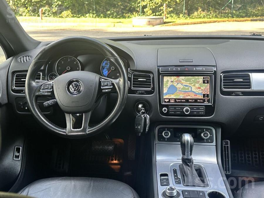 Grey Volkswagen Touareg 2015 in Riga, with an engine capacity of 3.00 L and mileage of 249 thousand km for 14390 €, photo 20 on AUTOMOTO.COM.LV