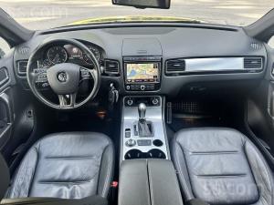 Grey Volkswagen Touareg 2015 in Riga, with an engine capacity of 3.00 L and mileage of 249 thousand km for 14390 €, photo 21 on AUTOMOTO.COM.LV