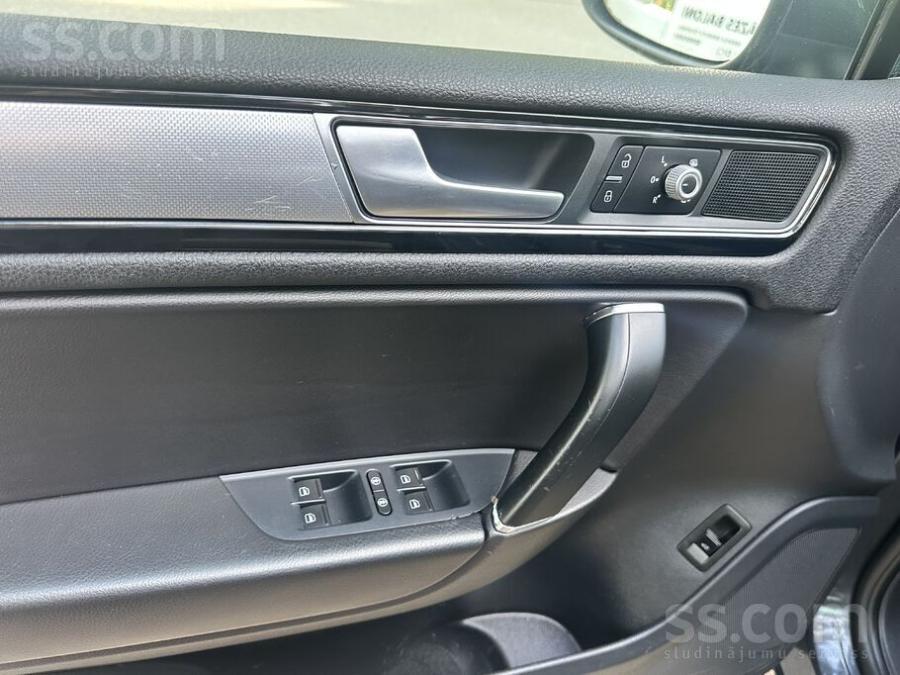 Grey Volkswagen Touareg 2015 in Riga, with an engine capacity of 3.00 L and mileage of 249 thousand km for 14390 €, photo 22 on AUTOMOTO.COM.LV