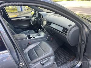 Grey Volkswagen Touareg 2015 in Riga, with an engine capacity of 3.00 L and mileage of 249 thousand km for 14390 €, photo 23 on AUTOMOTO.COM.LV