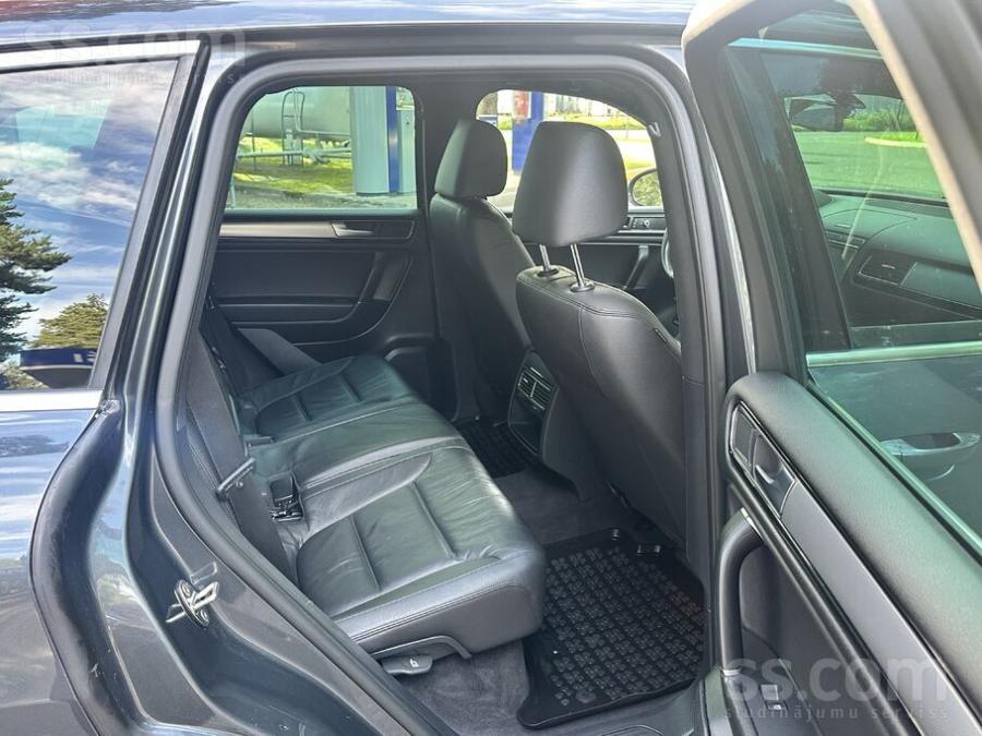 Grey Volkswagen Touareg 2015 in Riga, with an engine capacity of 3.00 L and mileage of 249 thousand km for 14390 €, photo 25 on AUTOMOTO.COM.LV