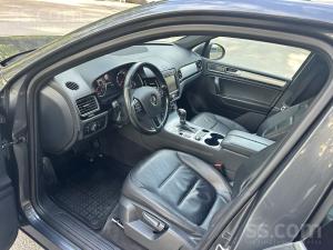 Grey Volkswagen Touareg 2015 in Riga, with an engine capacity of 3.00 L and mileage of 249 thousand km for 14390 €, photo 26 on AUTOMOTO.COM.LV