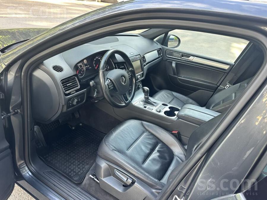 Grey Volkswagen Touareg 2015 in Riga, with an engine capacity of 3.00 L and mileage of 249 thousand km for 14390 €, photo 26 on AUTOMOTO.COM.LV