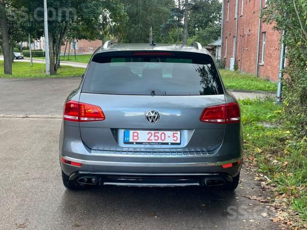 Pelēks Volkswagen Touareg 2015 Rīga, ar dzinēja tilpumu 4.20 L un nobraukumu 0 tūkst. km par 9899 €, foto 5 vietnē AUTOMOTO.COM.LV