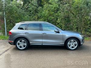 Pelēks Volkswagen Touareg 2015 Rīga, ar dzinēja tilpumu 4.20 L un nobraukumu 0 tūkst. km par 9899 €, foto 7 vietnē AUTOMOTO.COM.LV