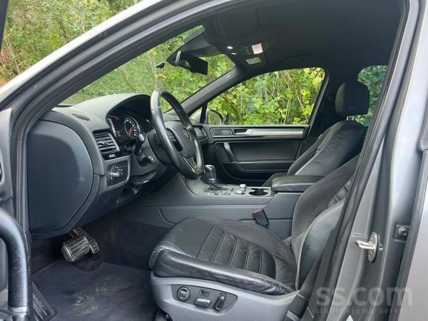 Pelēks Volkswagen Touareg 2015 Rīga, ar dzinēja tilpumu 4.20 L un nobraukumu 0 tūkst. km par 9899 €, foto 10 vietnē AUTOMOTO.COM.LV