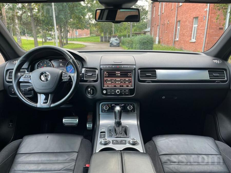 Pelēks Volkswagen Touareg 2015 Rīga, ar dzinēja tilpumu 4.20 L un nobraukumu 0 tūkst. km par 9899 €, foto 13 vietnē AUTOMOTO.COM.LV