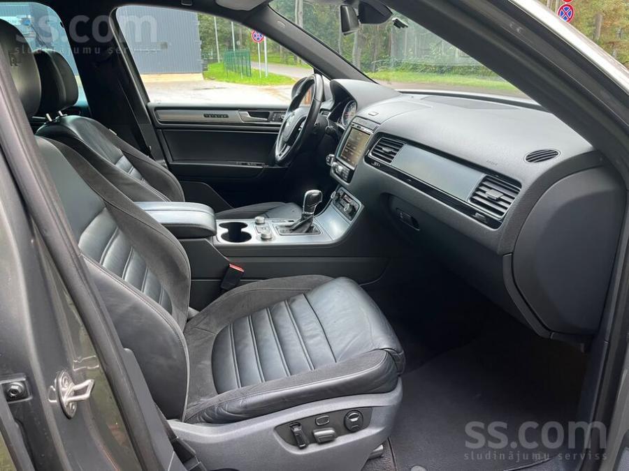 Pelēks Volkswagen Touareg 2015 Rīga, ar dzinēja tilpumu 4.20 L un nobraukumu 0 tūkst. km par 9899 €, foto 26 vietnē AUTOMOTO.COM.LV