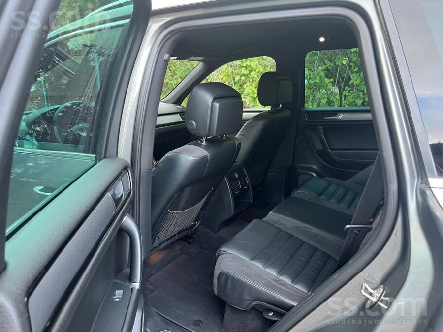 Pelēks Volkswagen Touareg 2015 Rīga, ar dzinēja tilpumu 4.20 L un nobraukumu 0 tūkst. km par 9899 €, foto 31 vietnē AUTOMOTO.COM.LV