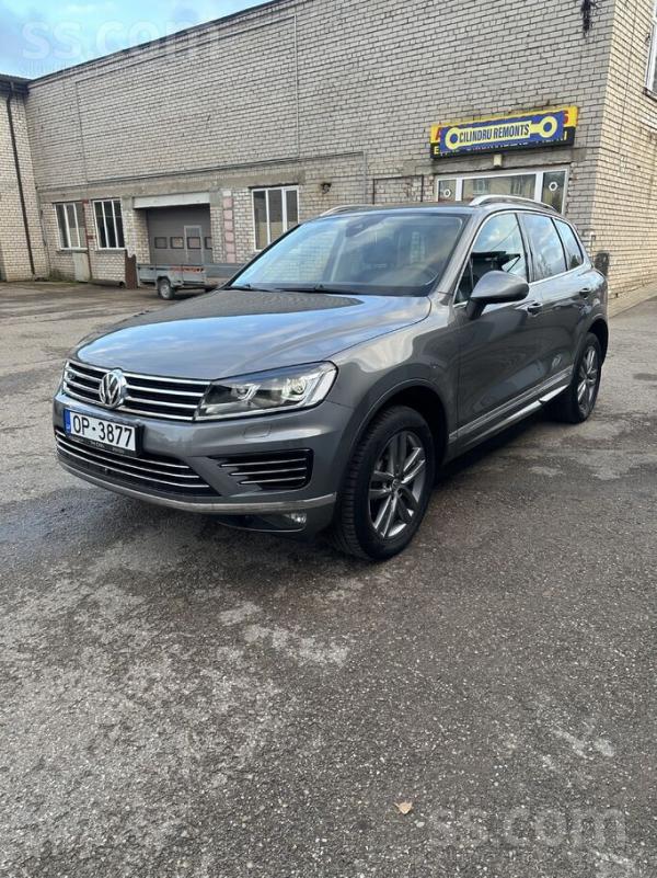 Grey Volkswagen Touareg 2015 in Jelgava, with an engine capacity of 3.00 L and mileage of 271 thousand km for 15300 €, photo 1 on AUTOMOTO.COM.LV