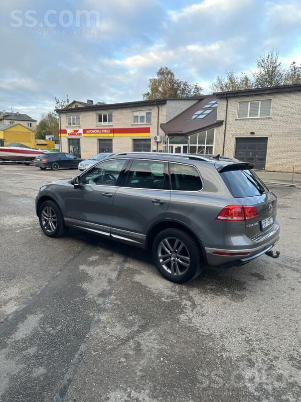 Grey Volkswagen Touareg 2015 in Jelgava, with an engine capacity of 3.00 L and mileage of 271 thousand km for 15300 €, photo 10 on AUTOMOTO.COM.LV