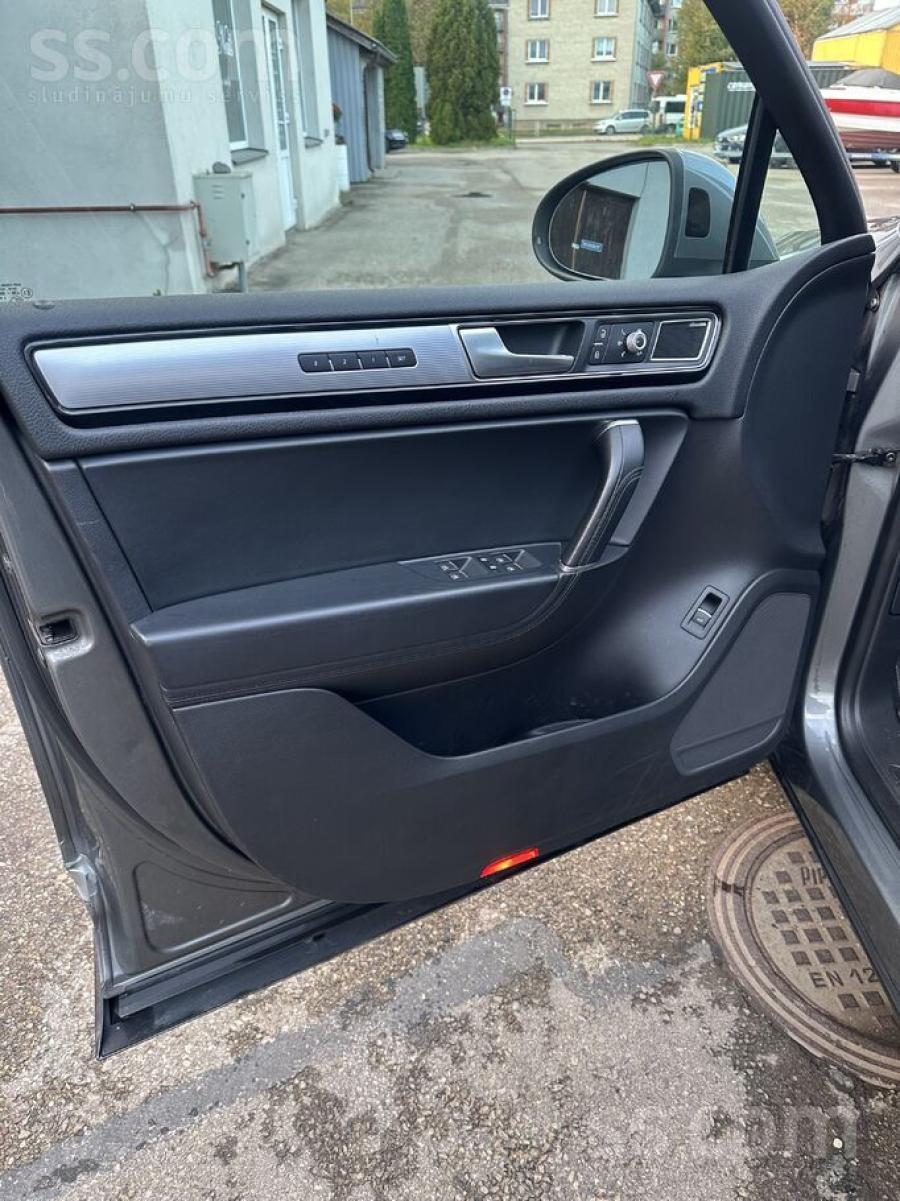 Pelēks Volkswagen Touareg 2015 Jelgava, ar dzinēja tilpumu 3.00 L un nobraukumu 271 tūkst. km par 15300 €, foto 16 vietnē AUTOMOTO.COM.LV