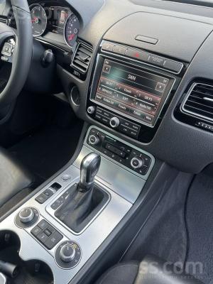 Pelēks Volkswagen Touareg 2015 Jelgava, ar dzinēja tilpumu 3.00 L un nobraukumu 271 tūkst. km par 15300 €, foto 25 vietnē AUTOMOTO.COM.LV
