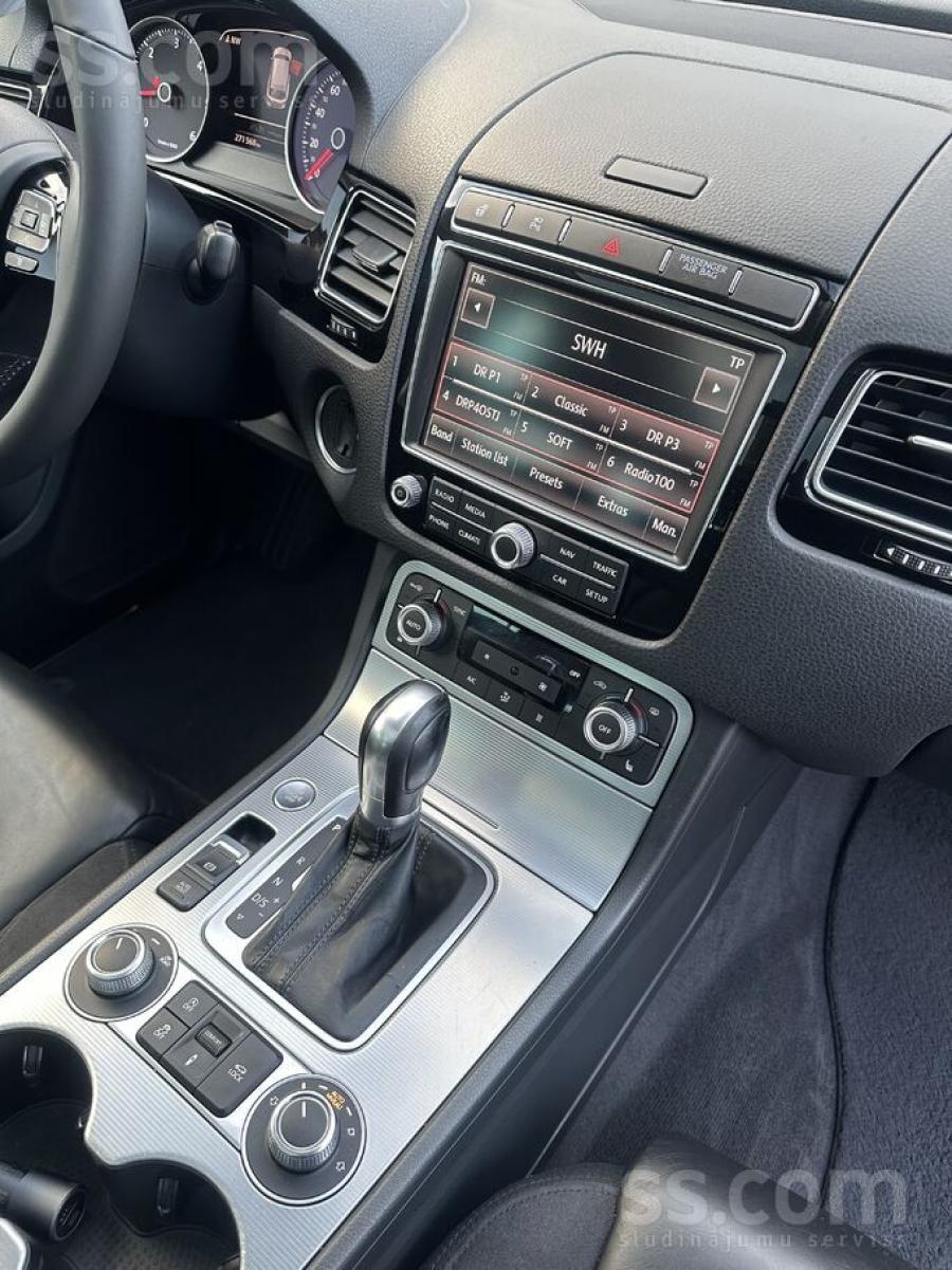 Pelēks Volkswagen Touareg 2015 Jelgava, ar dzinēja tilpumu 3.00 L un nobraukumu 271 tūkst. km par 15300 €, foto 25 vietnē AUTOMOTO.COM.LV